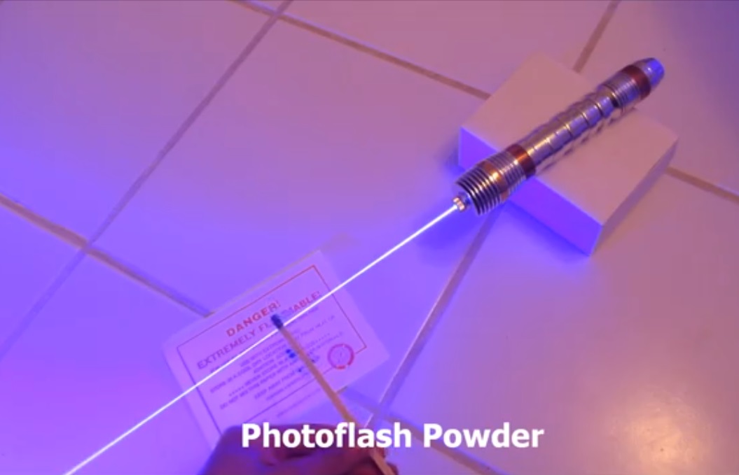 Construyen un sable láser "casero" - RedUSERS