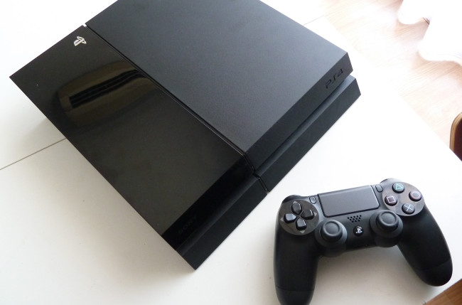 Sony abandonó las formas redondeadas de su anterior consola y adoptó un ...